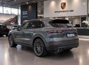 Grey Porsche Cayenne 2021 in Vilnius, with an engine capacity of 2.89 L and mileage of 204 thousand km for 44000 €, photo 5 on AUTOMOTO.COM.LV
