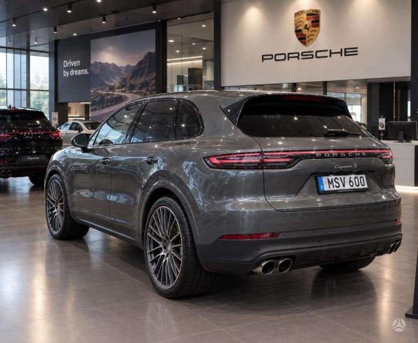 Grey Porsche Cayenne 2021 in Vilnius, with an engine capacity of 2.89 L and mileage of 204 thousand km for 44000 €, photo 6 on AUTOMOTO.COM.LV