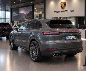 Grey Porsche Cayenne 2021 in Vilnius, with an engine capacity of 2.89 L and mileage of 204 thousand km for 44000 €, photo 6 on AUTOMOTO.COM.LV