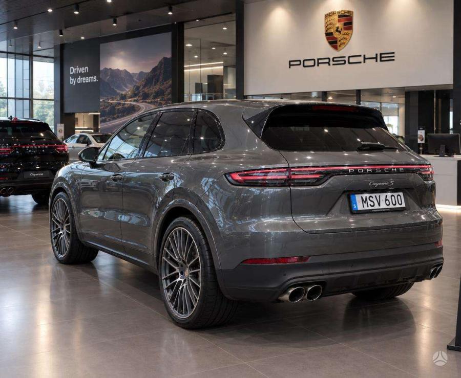 Grey Porsche Cayenne 2021 in Vilnius, with an engine capacity of 2.89 L and mileage of 204 thousand km for 44000 €, photo 6 on AUTOMOTO.COM.LV