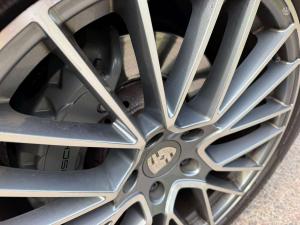 Grey Porsche Cayenne 2021 in Vilnius, with an engine capacity of 2.89 L and mileage of 204 thousand km for 44000 €, photo 7 on AUTOMOTO.COM.LV