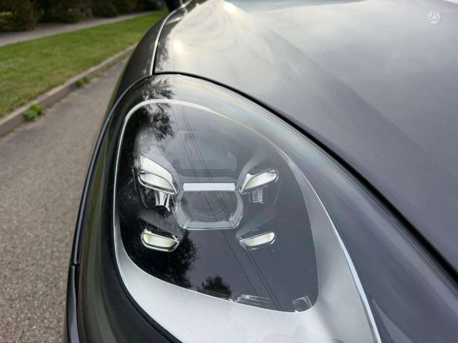 Grey Porsche Cayenne 2021 in Vilnius, with an engine capacity of 2.89 L and mileage of 204 thousand km for 44000 €, photo 9 on AUTOMOTO.COM.LV