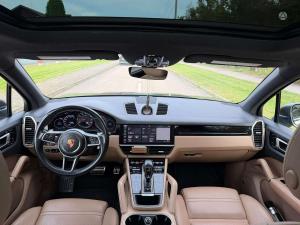 Grey Porsche Cayenne 2021 in Vilnius, with an engine capacity of 2.89 L and mileage of 204 thousand km for 44000 €, photo 21 on AUTOMOTO.COM.LV