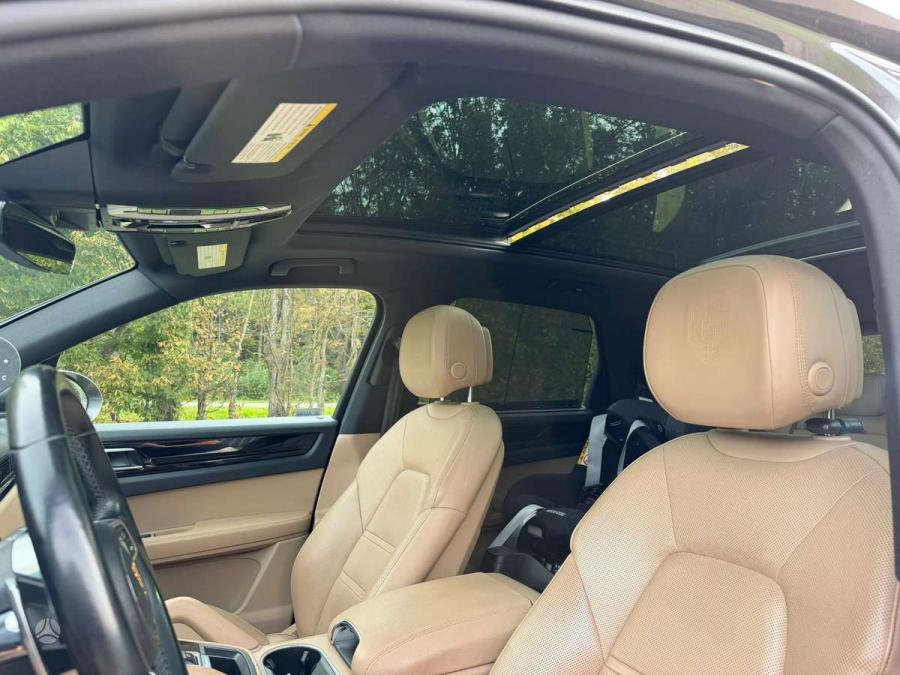 Grey Porsche Cayenne 2021 in Vilnius, with an engine capacity of 2.89 L and mileage of 204 thousand km for 44000 €, photo 24 on AUTOMOTO.COM.LV