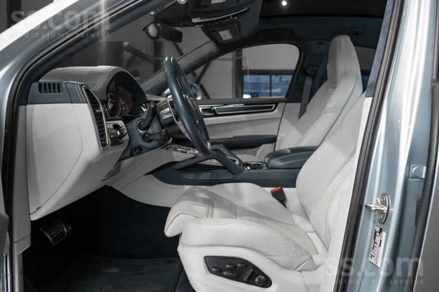 Grey Porsche Cayenne 2022 in Riga, with an engine capacity of 4.00 L and mileage of 35 thousand km for 84000 €, photo 9 on AUTOMOTO.COM.LV