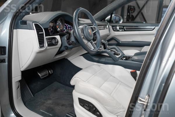Grey Porsche Cayenne 2022 in Riga, with an engine capacity of 4.00 L and mileage of 35 thousand km for 84000 €, photo 9 on AUTOMOTO.COM.LV
