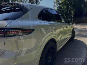 Grey Porsche Cayenne 2022 in Riga, with an engine capacity of 3.00 L and mileage of 31 thousand km for 84900 €, photo 5 on AUTOMOTO.COM.LV