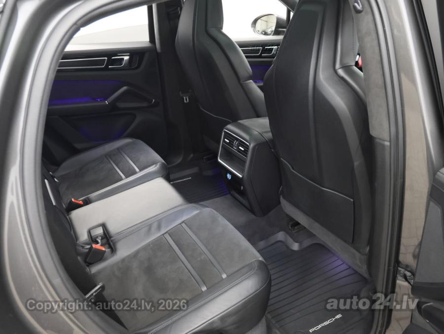 Grey Porsche Cayenne 2023 in Tallinn, with an engine capacity of 4.00 L and mileage of 97 thousand km for 79000 €, photo 13 on AUTOMOTO.COM.LV
