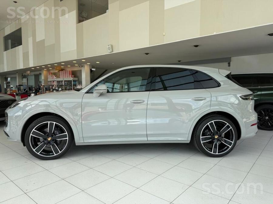 Grey Porsche Cayenne 2023 in Riga, with an engine capacity of 3.00 L and mileage of 26 thousand km for 94900 €, photo 4 on AUTOMOTO.COM.LV