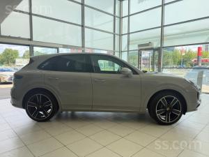 Grey Porsche Cayenne 2023 in Riga, with an engine capacity of 3.00 L and mileage of 26 thousand km for 94900 €, photo 5 on AUTOMOTO.COM.LV
