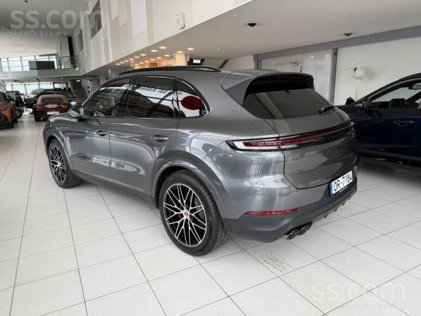 Porsche Cayenne 2023 in Riga on AUTOMOTO.COM.LV Grey Porsche Cayenne 2023 in Riga, with an engine capacity of 4.00 L and mileage of 18 thousand km for 99900 €, photo 6 on AUTOMOTO.COM.LV