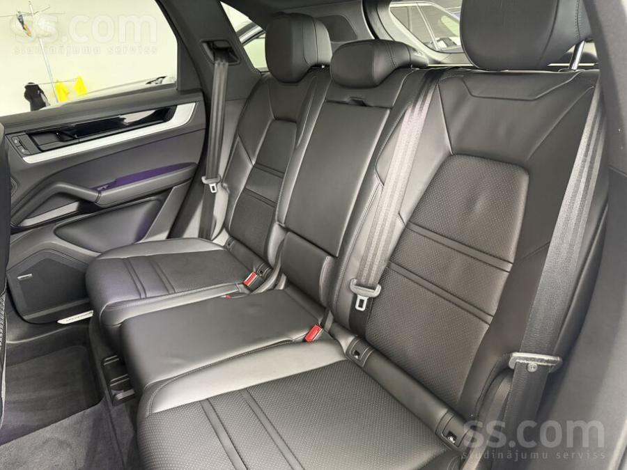 Pelēks Porsche Cayenne 2023 Rīga, ar dzinēja tilpumu 4.00 L un nobraukumu 18 tūkst. km par 99900 €, foto 24 vietnē AUTOMOTO.COM.LV