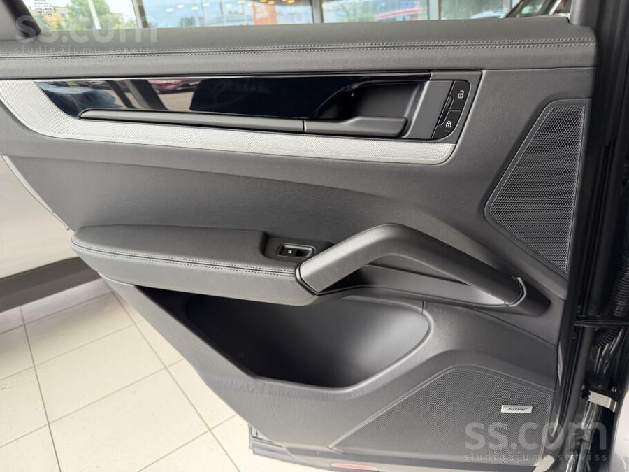 Pelēks Porsche Cayenne 2023 Rīga, ar dzinēja tilpumu 4.00 L un nobraukumu 18 tūkst. km par 99900 €, foto 28 vietnē AUTOMOTO.COM.LV
