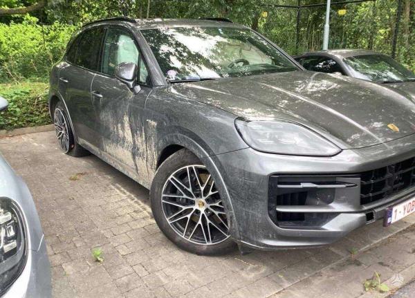 Pelēks Porsche Cayenne 2024 Viļņa, ar dzinēja tilpumu 3.00 L un nobraukumu 50 tūkst. km par 61710 €, foto 1 vietnē AUTOMOTO.COM.LV