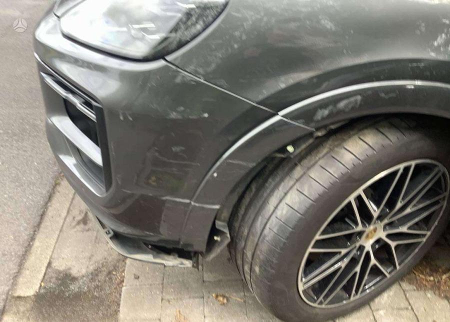 Pelēks Porsche Cayenne 2024 Viļņa, ar dzinēja tilpumu 3.00 L un nobraukumu 50 tūkst. km par 61710 €, foto 3 vietnē AUTOMOTO.COM.LV