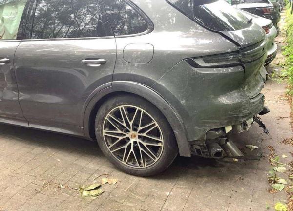 Pelēks Porsche Cayenne 2024 Viļņa, ar dzinēja tilpumu 3.00 L un nobraukumu 50 tūkst. km par 61710 €, foto 3 vietnē AUTOMOTO.COM.LV