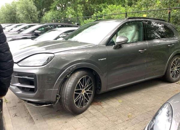 Pelēks Porsche Cayenne 2024 Viļņa, ar dzinēja tilpumu 3.00 L un nobraukumu 50 tūkst. km par 61710 €, foto 4 vietnē AUTOMOTO.COM.LV