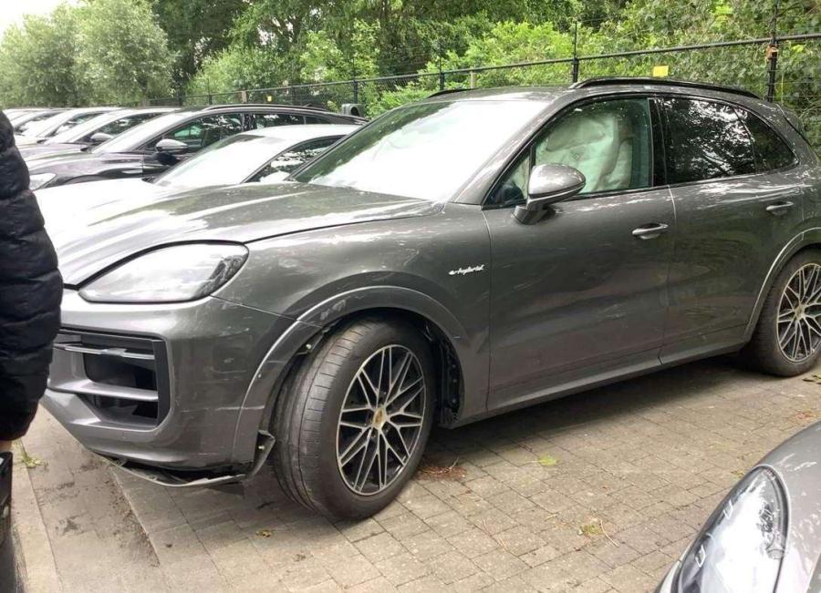 Pelēks Porsche Cayenne 2024 Viļņa, ar dzinēja tilpumu 3.00 L un nobraukumu 50 tūkst. km par 61710 €, foto 5 vietnē AUTOMOTO.COM.LV