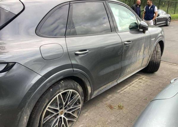 Pelēks Porsche Cayenne 2024 Viļņa, ar dzinēja tilpumu 3.00 L un nobraukumu 50 tūkst. km par 61710 €, foto 6 vietnē AUTOMOTO.COM.LV