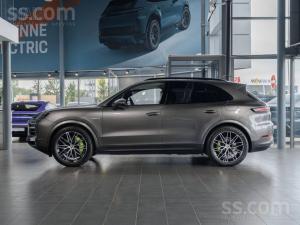 Grey Porsche Cayenne 2024 in Riga, with an engine capacity of 3.00 L and mileage of 17 thousand km for 98000 €, photo 3 on AUTOMOTO.COM.LV