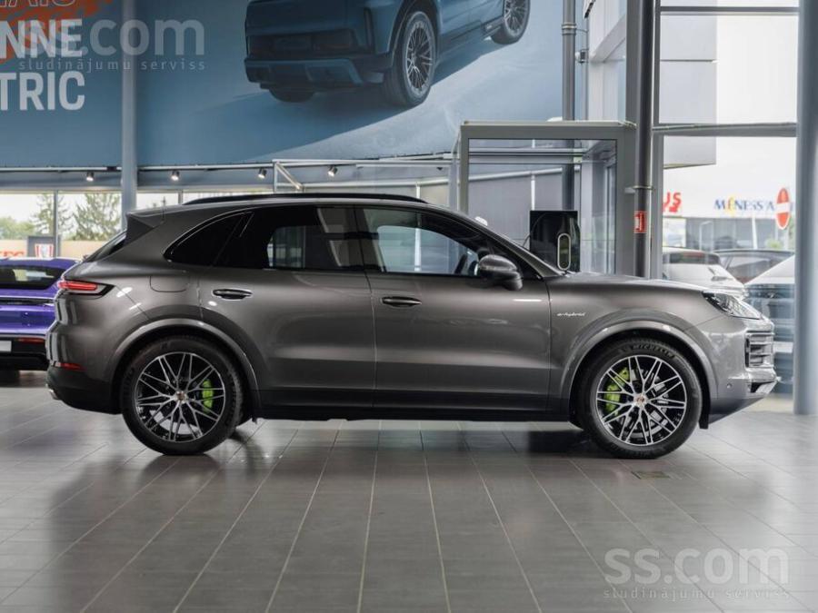 Grey Porsche Cayenne 2024 in Riga, with an engine capacity of 3.00 L and mileage of 17 thousand km for 98000 €, photo 8 on AUTOMOTO.COM.LV