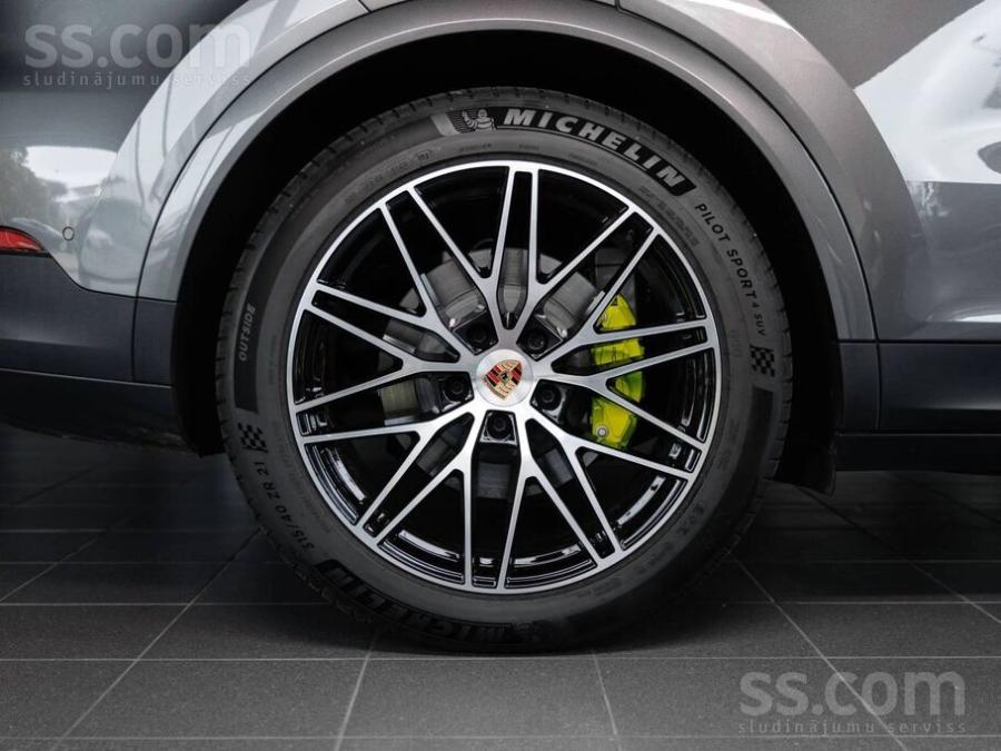 Grey Porsche Cayenne 2024 in Riga, with an engine capacity of 3.00 L and mileage of 17 thousand km for 98000 €, photo 17 on AUTOMOTO.COM.LV