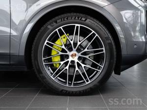 Grey Porsche Cayenne 2024 in Riga, with an engine capacity of 3.00 L and mileage of 17 thousand km for 98000 €, photo 19 on AUTOMOTO.COM.LV