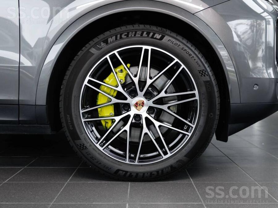 Grey Porsche Cayenne 2024 in Riga, with an engine capacity of 3.00 L and mileage of 17 thousand km for 98000 €, photo 19 on AUTOMOTO.COM.LV