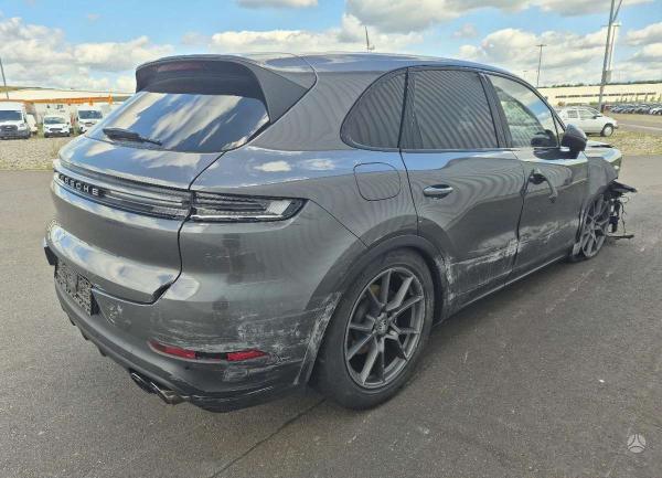 Grey Porsche Cayenne 2024 in Klaipeda, with an engine capacity of 3.00 L and mileage of 52 thousand km for 33750 €, photo 3 on AUTOMOTO.COM.LV