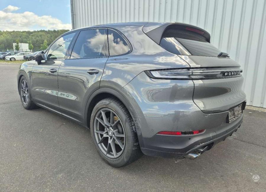 Grey Porsche Cayenne 2024 in Klaipeda, with an engine capacity of 3.00 L and mileage of 52 thousand km for 33750 €, photo 5 on AUTOMOTO.COM.LV