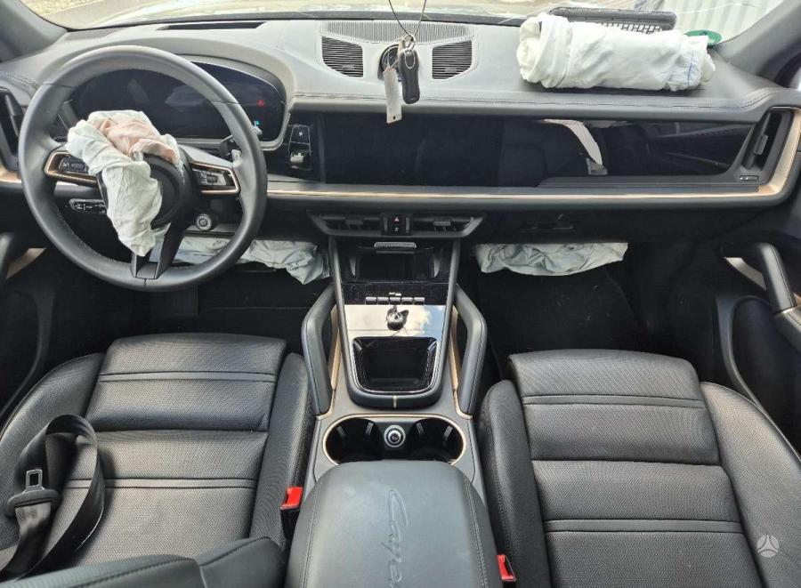 Grey Porsche Cayenne 2024 in Klaipeda, with an engine capacity of 3.00 L and mileage of 52 thousand km for 33750 €, photo 6 on AUTOMOTO.COM.LV