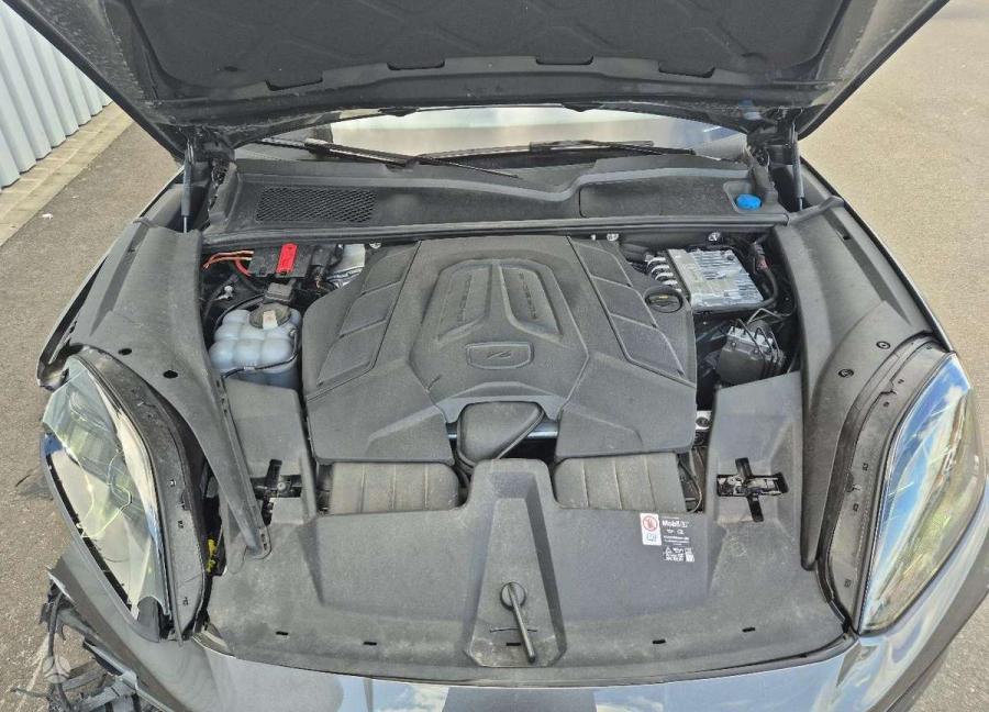 Grey Porsche Cayenne 2024 in Klaipeda, with an engine capacity of 3.00 L and mileage of 52 thousand km for 33750 €, photo 9 on AUTOMOTO.COM.LV