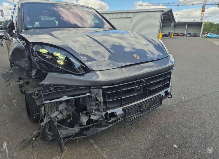 Grey Porsche Cayenne 2024 in Klaipeda, with an engine capacity of 3.00 L and mileage of 52 thousand km for 33750 €, photo 15 on AUTOMOTO.COM.LV