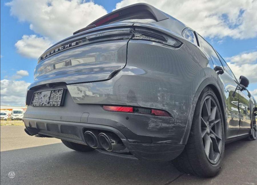 Grey Porsche Cayenne 2024 in Klaipeda, with an engine capacity of 3.00 L and mileage of 52 thousand km for 33750 €, photo 20 on AUTOMOTO.COM.LV