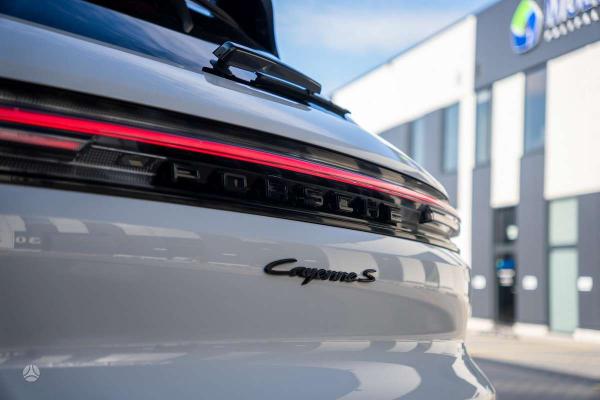 Pelēks Porsche Cayenne 2024 Viļņa, ar dzinēja tilpumu 3.00 L un nobraukumu 90 tūkst. km par 91700 €, foto 1 vietnē AUTOMOTO.COM.LV