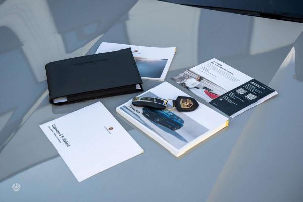 Pelēks Porsche Cayenne 2024 Viļņa, ar dzinēja tilpumu 3.00 L un nobraukumu 90 tūkst. km par 91700 €, foto 3 vietnē AUTOMOTO.COM.LV