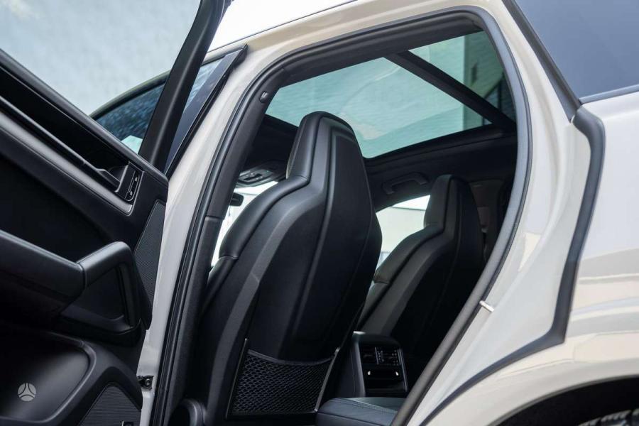 Grey Porsche Cayenne 2024 in Vilnius, with an engine capacity of 3.00 L and mileage of 90 thousand km for 91700 €, photo 6 on AUTOMOTO.COM.LV