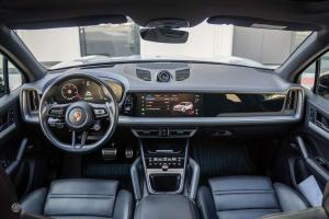 Grey Porsche Cayenne 2024 in Vilnius, with an engine capacity of 3.00 L and mileage of 90 thousand km for 91700 €, photo 10 on AUTOMOTO.COM.LV