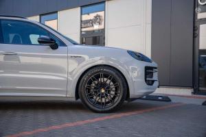 Grey Porsche Cayenne 2024 in Vilnius, with an engine capacity of 3.00 L and mileage of 90 thousand km for 91700 €, photo 14 on AUTOMOTO.COM.LV