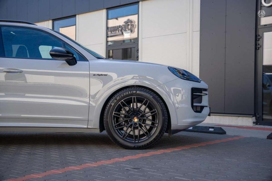 Grey Porsche Cayenne 2024 in Vilnius, with an engine capacity of 3.00 L and mileage of 90 thousand km for 91700 €, photo 14 on AUTOMOTO.COM.LV
