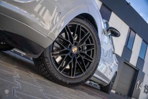Grey Porsche Cayenne 2024 in Vilnius, with an engine capacity of 3.00 L and mileage of 90 thousand km for 91700 €, photo 16 on AUTOMOTO.COM.LV