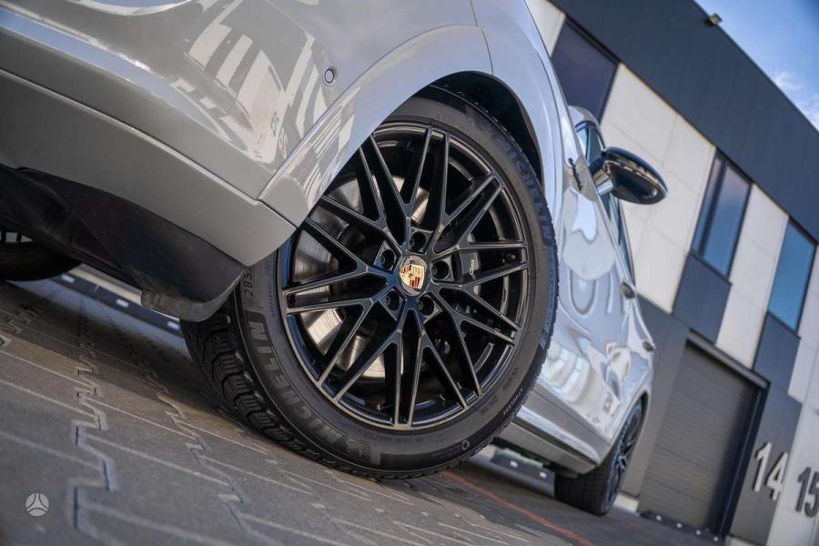 Grey Porsche Cayenne 2024 in Vilnius, with an engine capacity of 3.00 L and mileage of 90 thousand km for 91700 €, photo 16 on AUTOMOTO.COM.LV