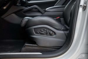 Grey Porsche Cayenne 2024 in Vilnius, with an engine capacity of 3.00 L and mileage of 90 thousand km for 91700 €, photo 18 on AUTOMOTO.COM.LV