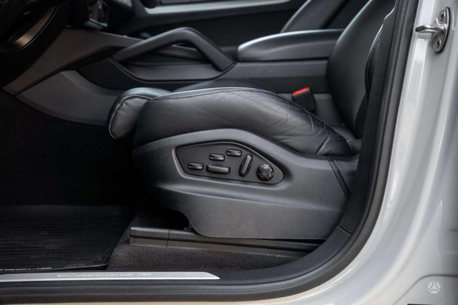 Grey Porsche Cayenne 2024 in Vilnius, with an engine capacity of 3.00 L and mileage of 90 thousand km for 91700 €, photo 18 on AUTOMOTO.COM.LV