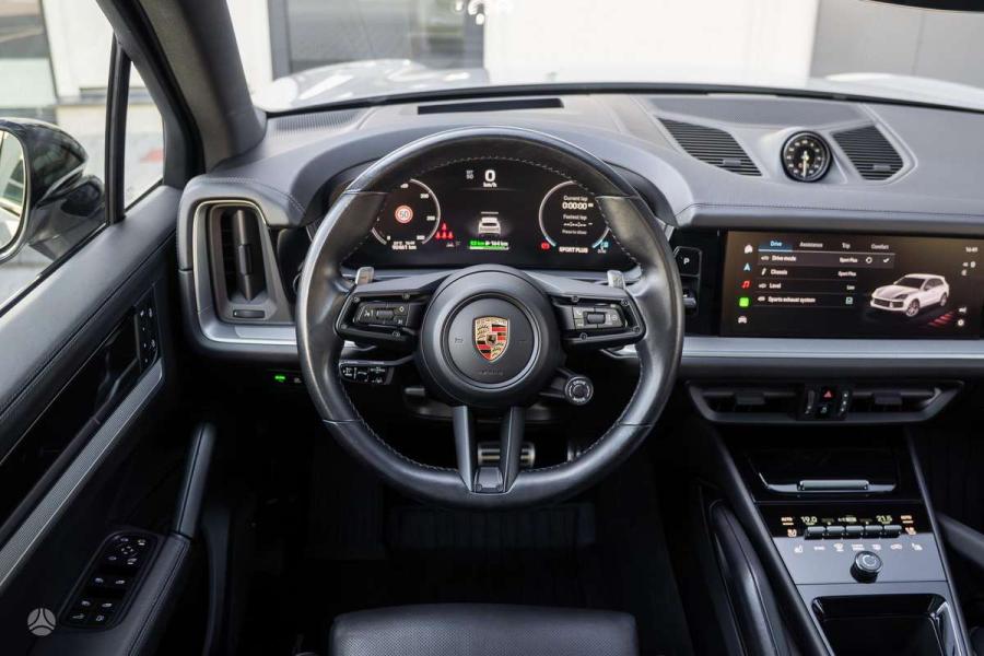 Grey Porsche Cayenne 2024 in Vilnius, with an engine capacity of 3.00 L and mileage of 90 thousand km for 91700 €, photo 19 on AUTOMOTO.COM.LV