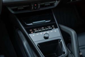 Grey Porsche Cayenne 2024 in Vilnius, with an engine capacity of 3.00 L and mileage of 90 thousand km for 91700 €, photo 20 on AUTOMOTO.COM.LV