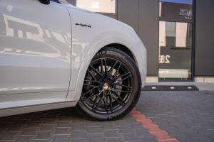 Grey Porsche Cayenne 2024 in Vilnius, with an engine capacity of 3.00 L and mileage of 90 thousand km for 91700 €, photo 24 on AUTOMOTO.COM.LV