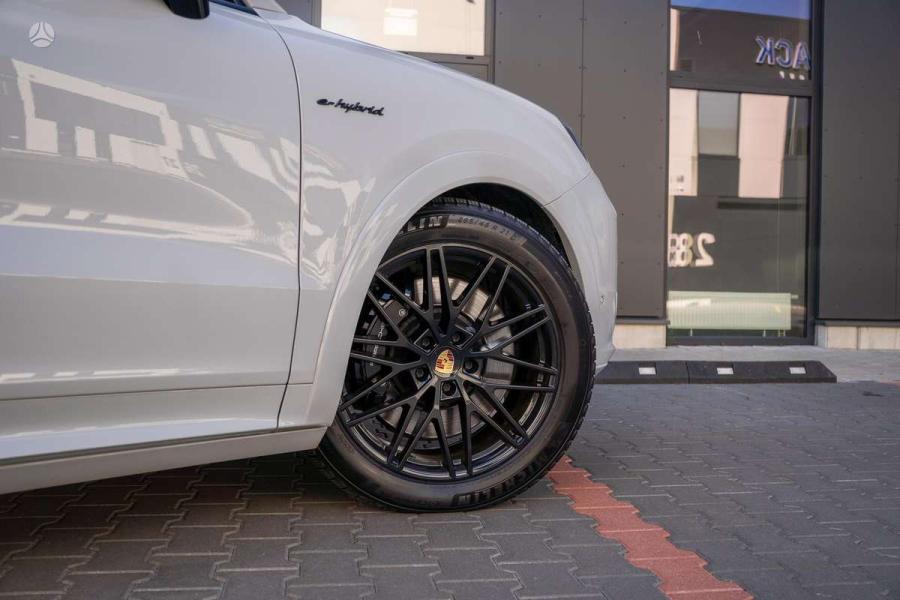 Grey Porsche Cayenne 2024 in Vilnius, with an engine capacity of 3.00 L and mileage of 90 thousand km for 91700 €, photo 24 on AUTOMOTO.COM.LV