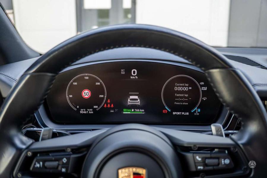 Grey Porsche Cayenne 2024 in Vilnius, with an engine capacity of 3.00 L and mileage of 90 thousand km for 91700 €, photo 31 on AUTOMOTO.COM.LV