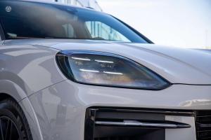 Grey Porsche Cayenne 2024 in Vilnius, with an engine capacity of 3.00 L and mileage of 90 thousand km for 91700 €, photo 42 on AUTOMOTO.COM.LV
